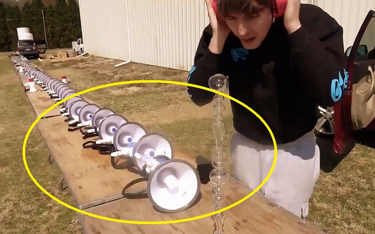 小伙用1百台小喇叭连接做实验,能干扰万物?看玻璃就知道!