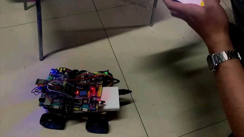 基于STM32的WIFI联网手机控制智能家居小车