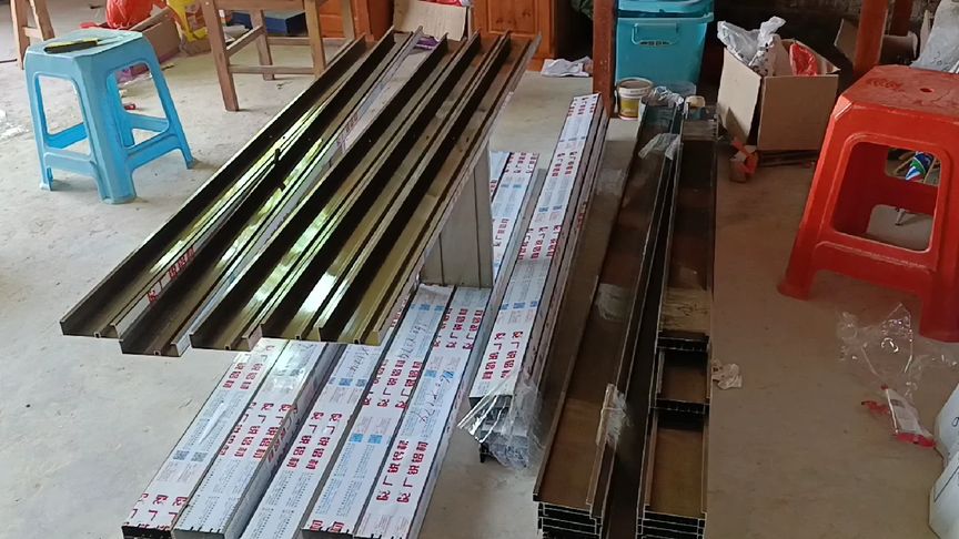 拼接好铝合金门窗边框,准备就拉去安装了!