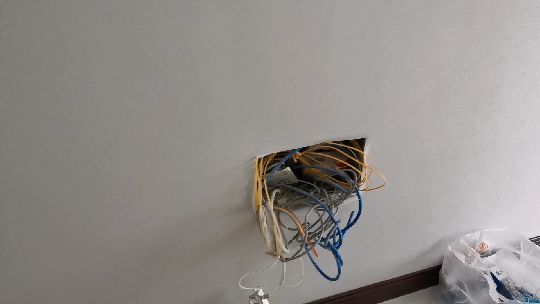装修完成准备交付的时候,一定要注意强电箱和弱电箱的清理