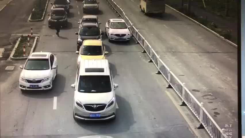 别拿生命开玩笑!护栏太高男子另辟蹊径“钻”过隔离栏