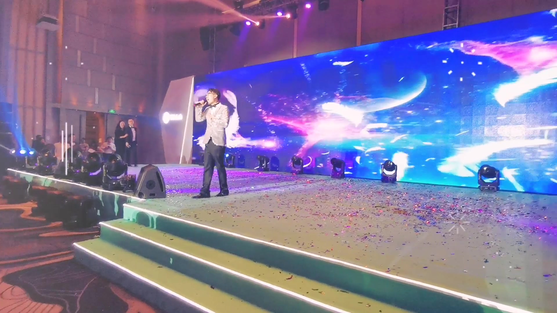 年会现场? 听说2020很多公司都取消了年会,来看看小伙伴是如何把...