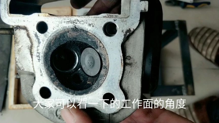 摩托车气门座圈漏气研磨不出来换缸盖费钱,修理工如何操作。