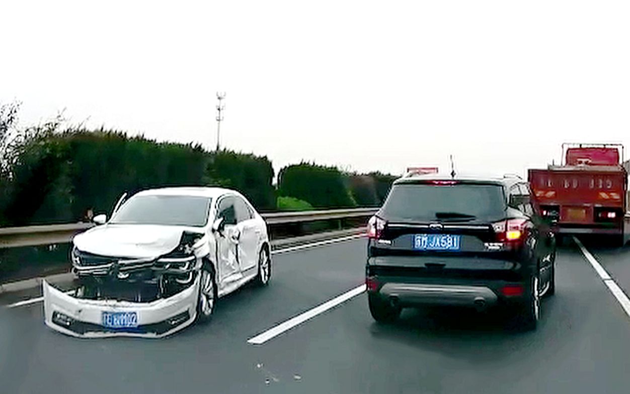 交通事故合集:任性货车超载行驶,连环追尾来得防不胜防