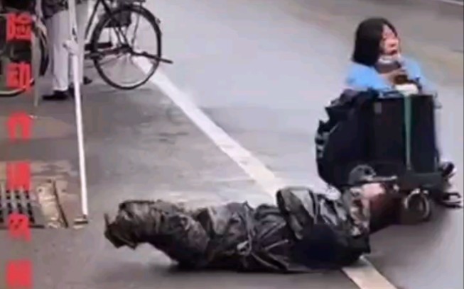 双腿截肢男子靠滚动拉着同是残疾的妻子前行!