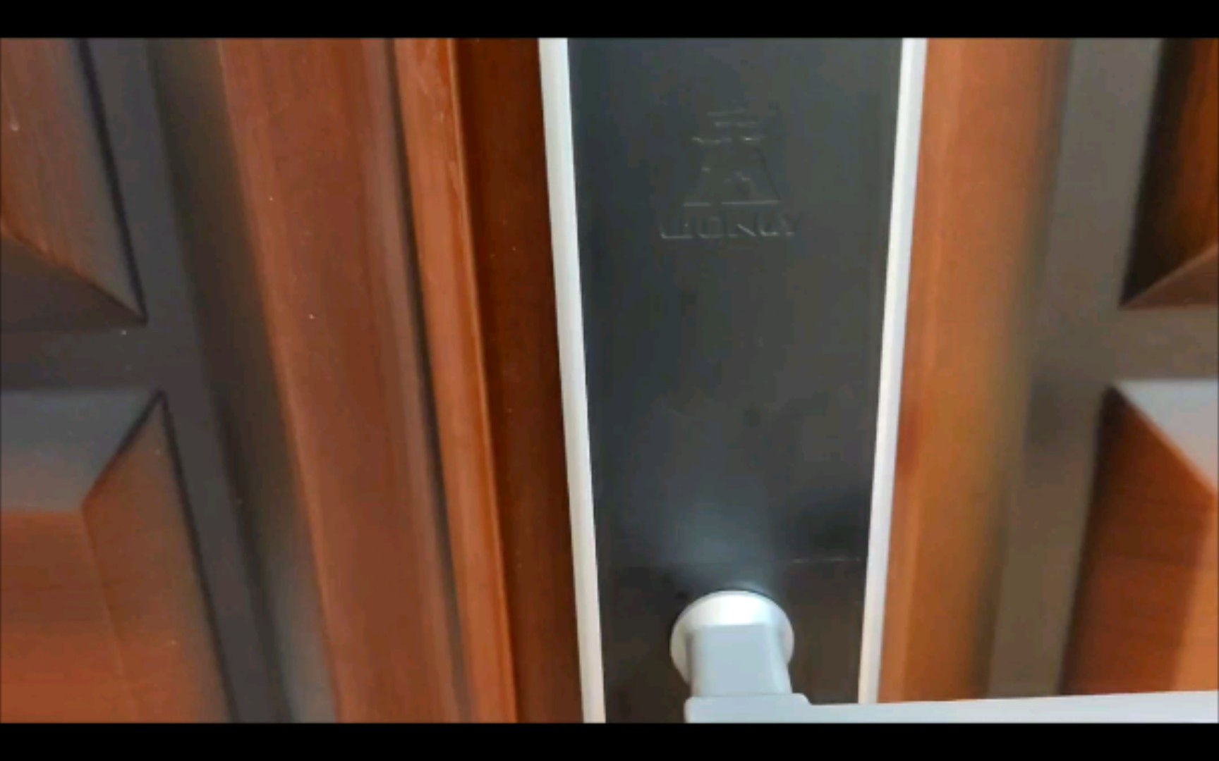 王力指纹锁更换电池