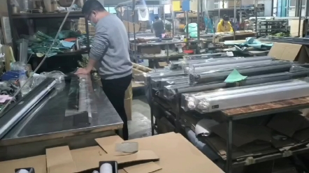 工厂生产车间每天生产线各自忙碌着,有条不紊赶着出货。