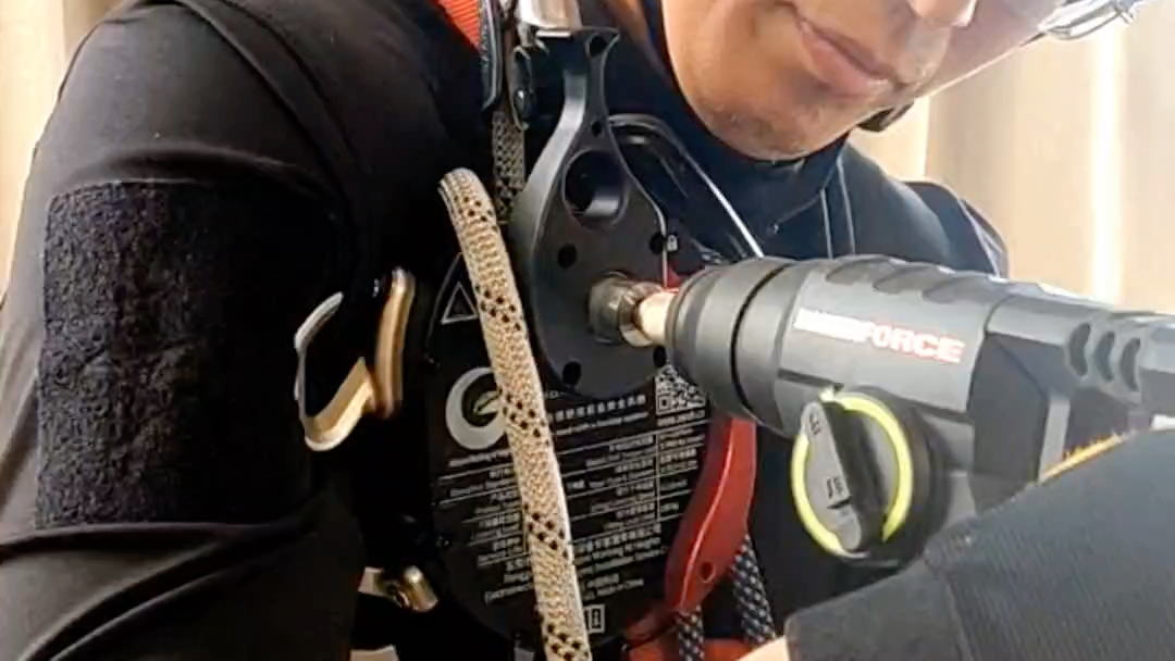 高新匠®️阿瓦赫Z2使用手升+动力绳作为后备安全保护系统,高空作业...