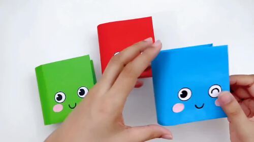 今天我们来制作一个折纸书本收纳盒!