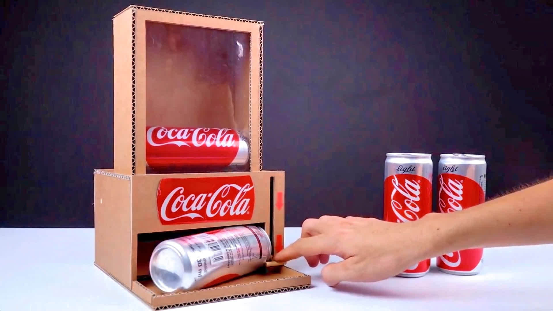 米趣实验室:手工达人用硬纸板制作可口可乐自动售货.