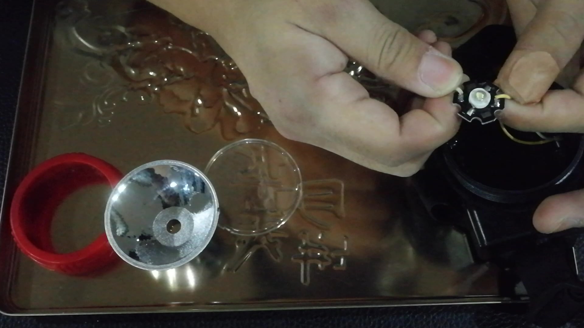 更换头灯的灯珠