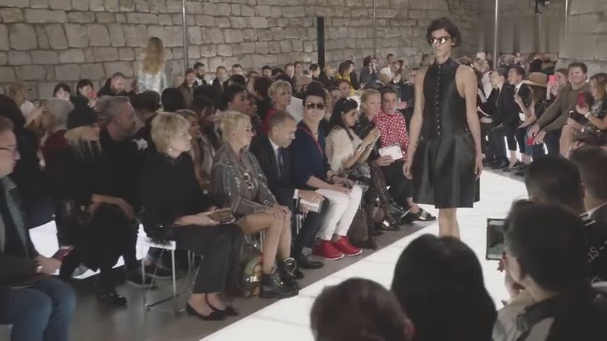 时装走秀表演,把T台放在古堡中