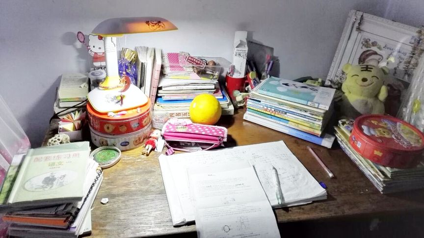还在让小孩收拾书桌,赶快改变这个做法,杂乱的书桌有助于成长