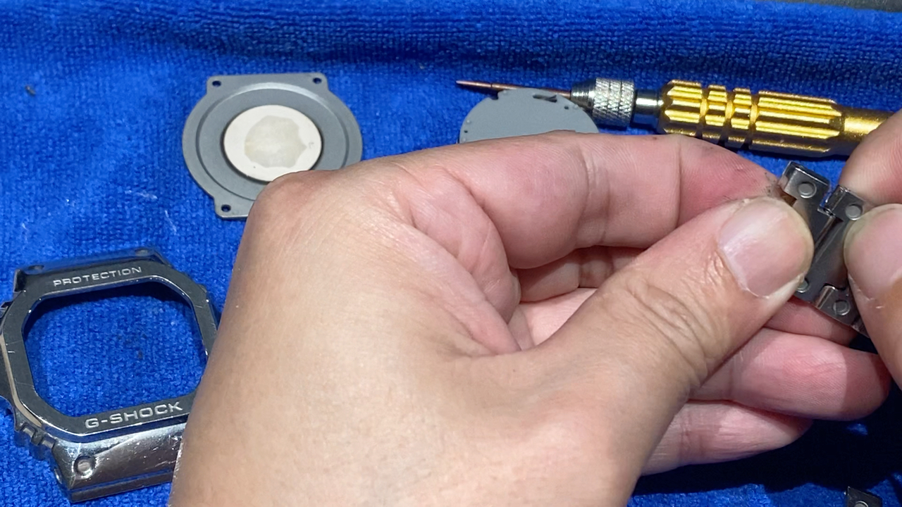 卡西欧5600金属表带的拆解