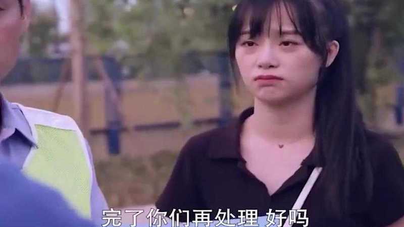 美女撞车说急着考试,交警好心放行,谁知道他竟然没证!
