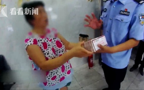 女子误把10万元当垃圾扔掉!保洁员捡到主动归还 等于她5年工资