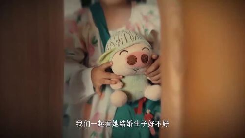 惊心动魄!医生狂奔救人,警察智取绑匪:受伤大妈的生死10分钟