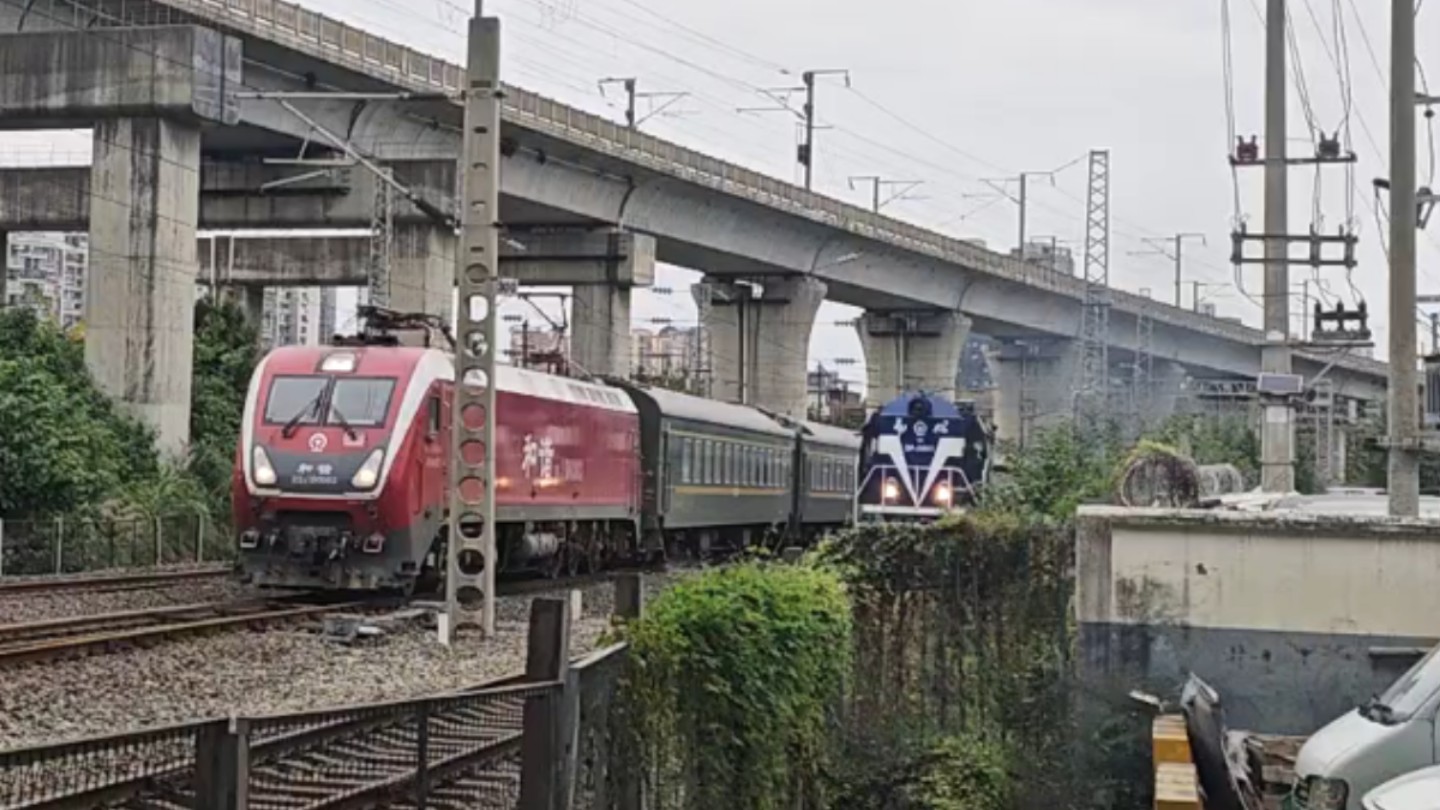 火车迷必点技能点(耐受油烟)偶遇武局南段HXD1D-0303牵引K424次...