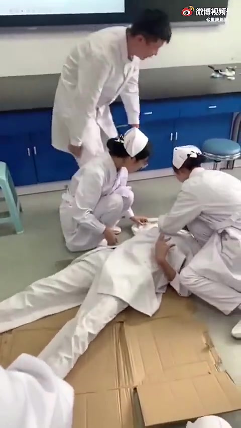 【高校医学生模拟癫痫病发作】贵州某高校医学生课上模拟癫痫病发作...
