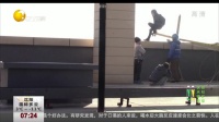致敬!外卖小哥:男子欠赌债欲跳楼 外卖哥飞扑救人 第一时间 171223