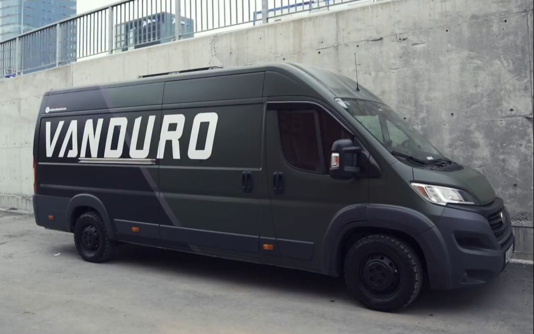 把摩托车固定在货Van车厢里需要几步?