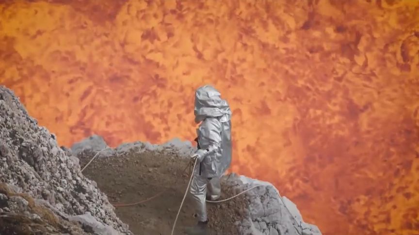 科研人员采集数据,脚下就是翻滚的火山熔岩