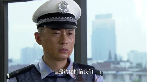 警察执行任务负伤抢救,队友面对其妻儿伤心自责