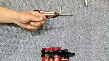 双活塞卡钳换刹车片教程 航特双活塞卡钳