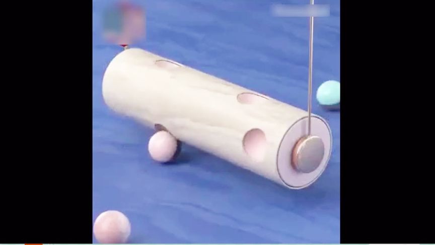 地面上滚动的小球滚过转动的圆柱体,看看是怎么做到的