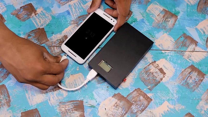 用旧手提电脑电池DIY一个方便实用的电力银行