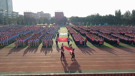 运动会开幕式太震撼,5000人聚集操场齐唱两首歌,70国庆就要如此