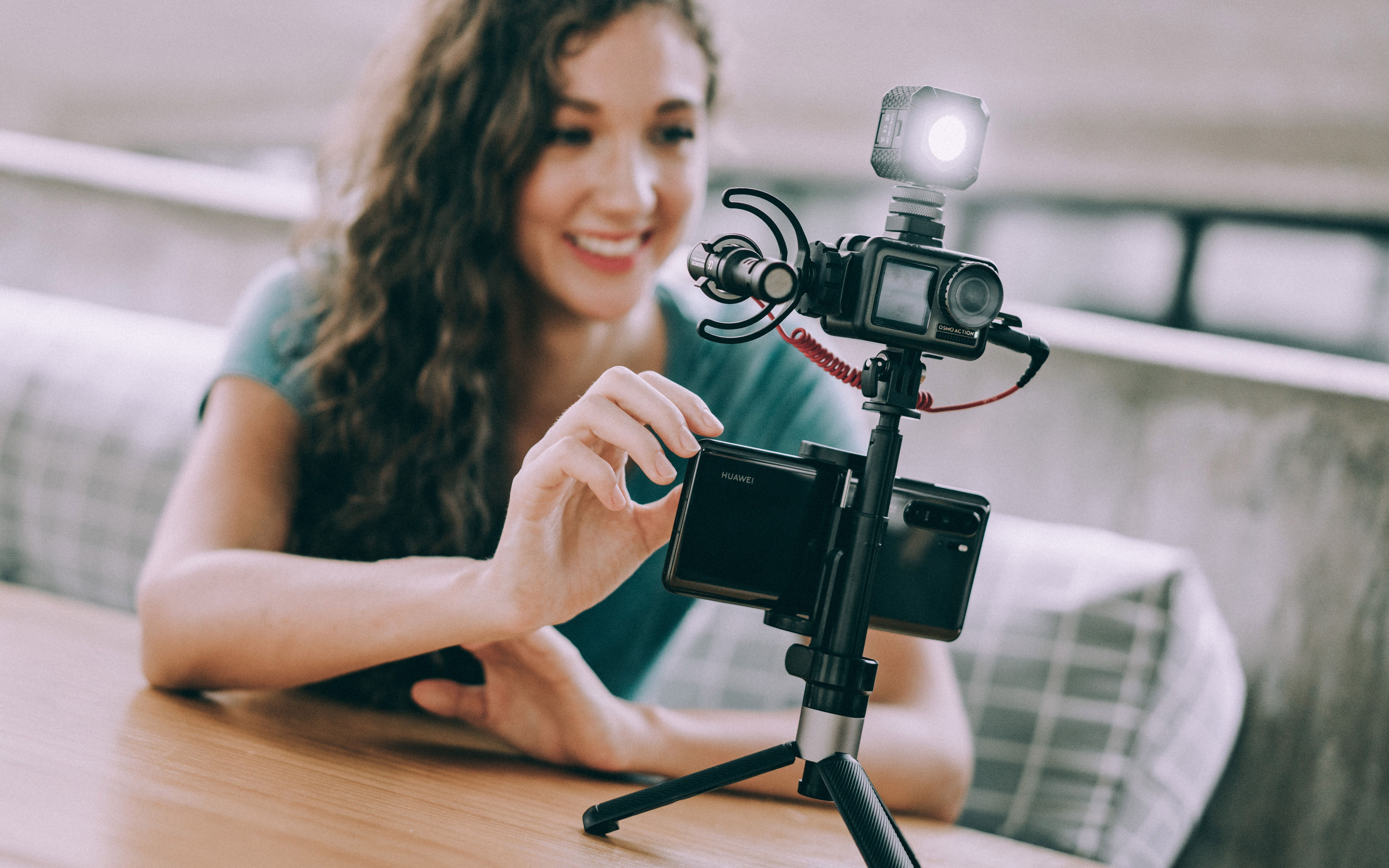 大屏掌控全新拍摄视角!PGYTECH 运动相机三脚架自拍杆Plus-新品上市