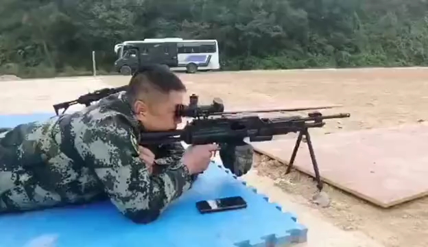 QJB201班用机枪试射