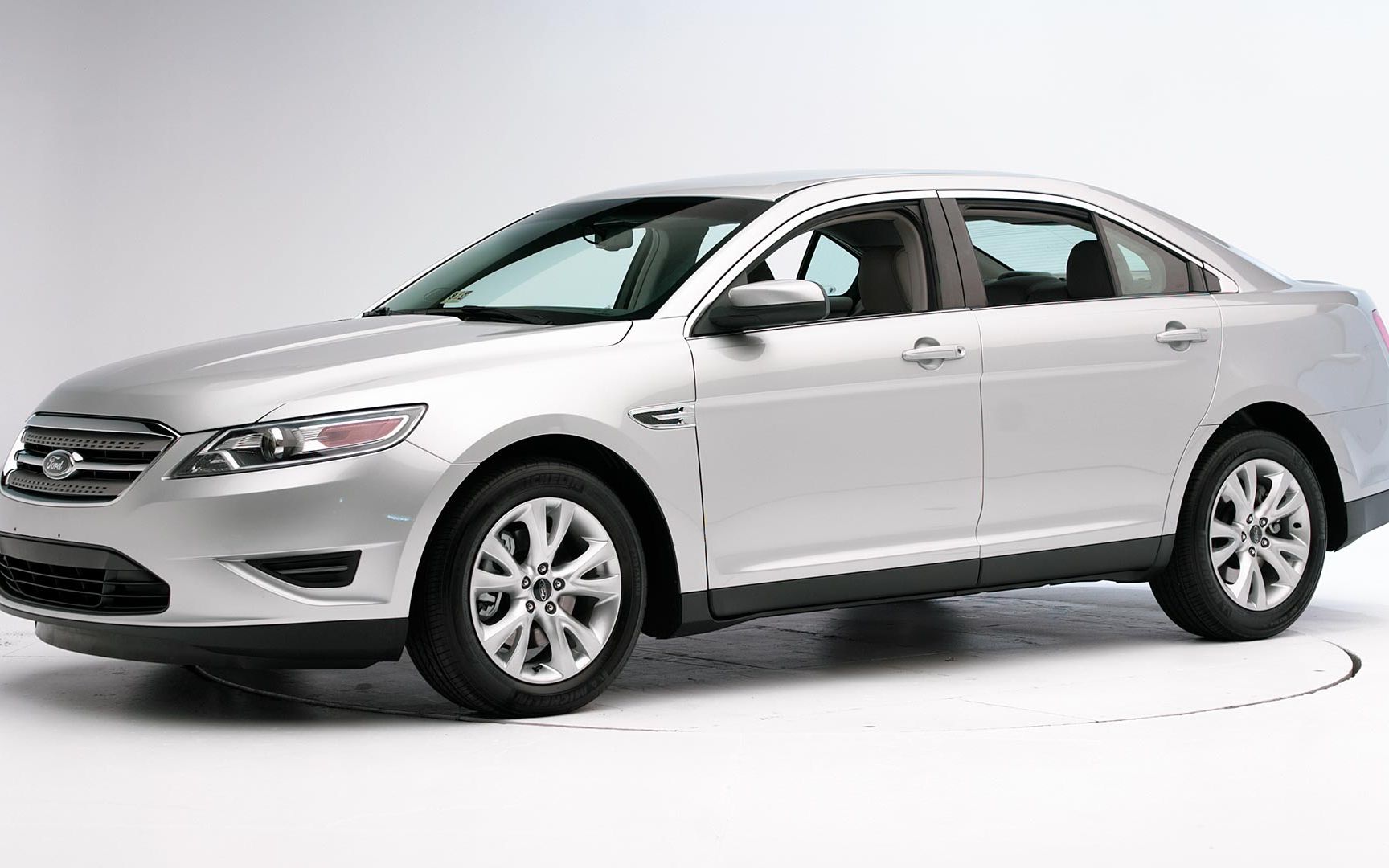 2010款 福特 金牛座 美国高速安全保险协会 车顶强度测试