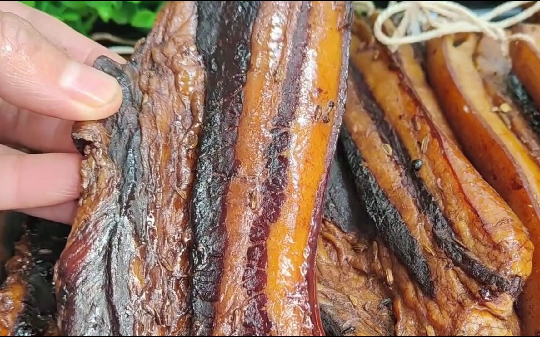 为防腊肉生虫,2老板竟直接喷上敌敌畏被判刑:70斤卖了2600元