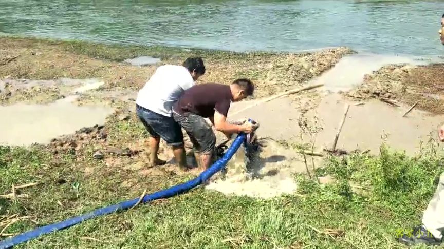 小伙子从河里抽水到鱼塘,加了三百米的水管,要抽到几天才能满!