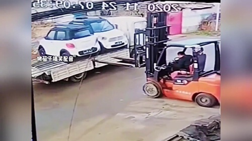 叉车男遇见女司机,竟然能自动入库