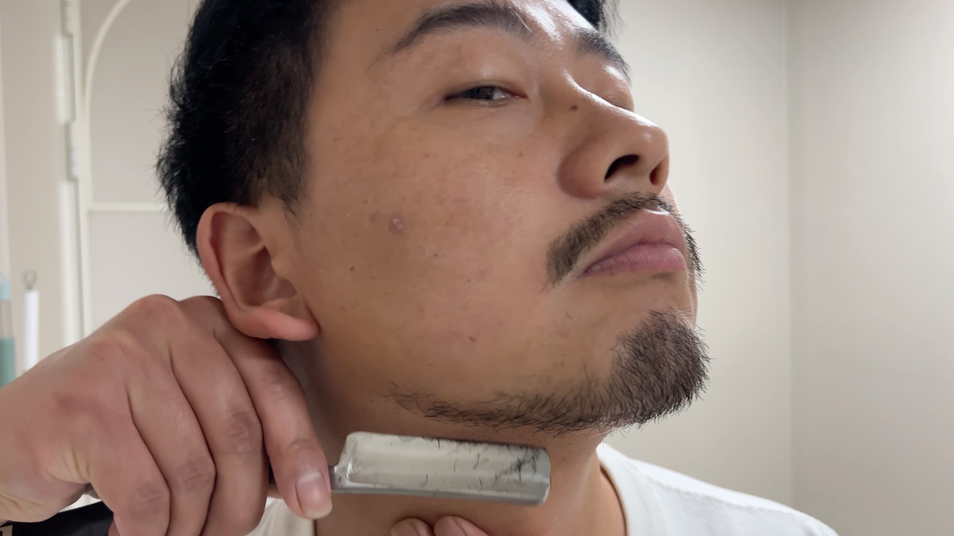 男士留胡须如何修剪?老式剃刀刮胡子修胡子,刮之前先用荡刀板正确的...