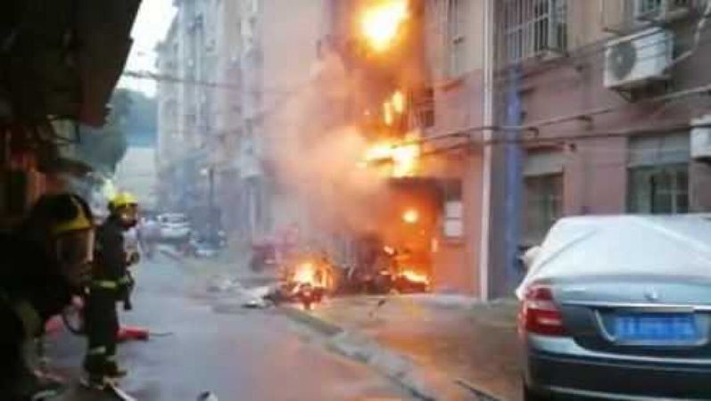 小区电动车楼道内起火明火蔓延至二楼致3人死亡