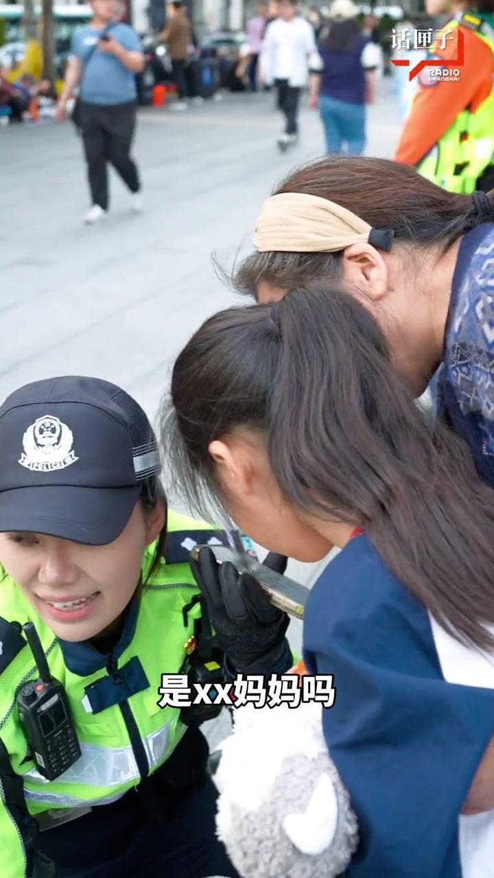 【"烈日勤务"模式下的南京路步行街女骑警】暑假来临,南京路步行街...