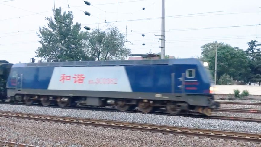 全程37小时广州开往烟台 HXD3C牵引K1160次列车驶出胶州站