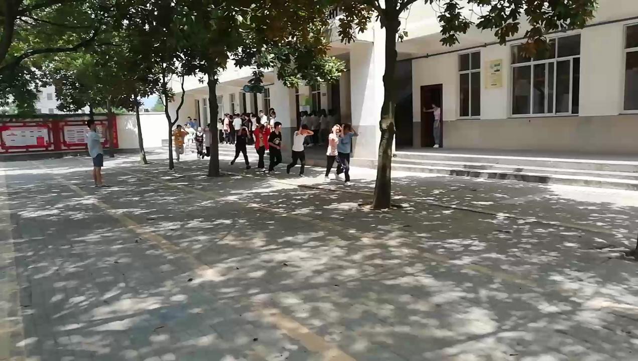 校园防震减灾演练,操心的老师,悠闲的学生。[捂脸][捂脸][捂脸]