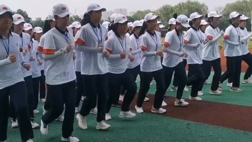 湖州艺术与设计学校中本班军训风采