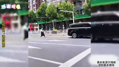 女子将电动车拦在车前 与司机争论,谁料司机一个变道,离开现场