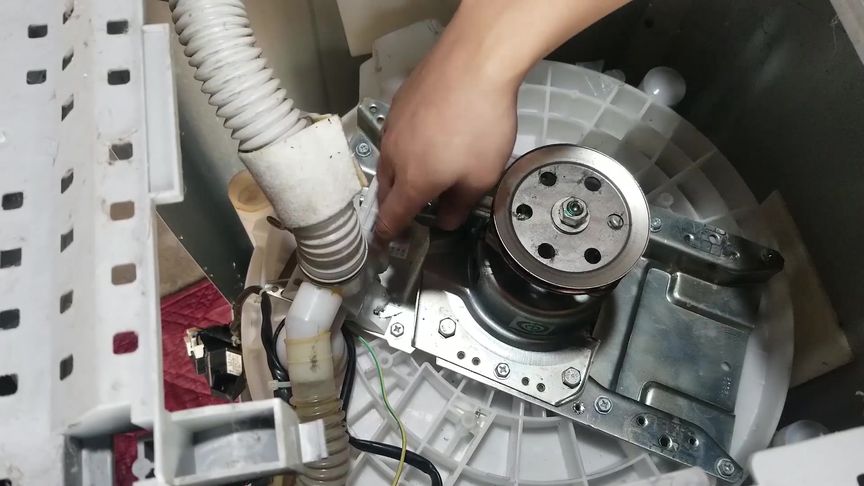 洗衣机的离合器是怎样更换的 其实很简单 几分钟就能搞定