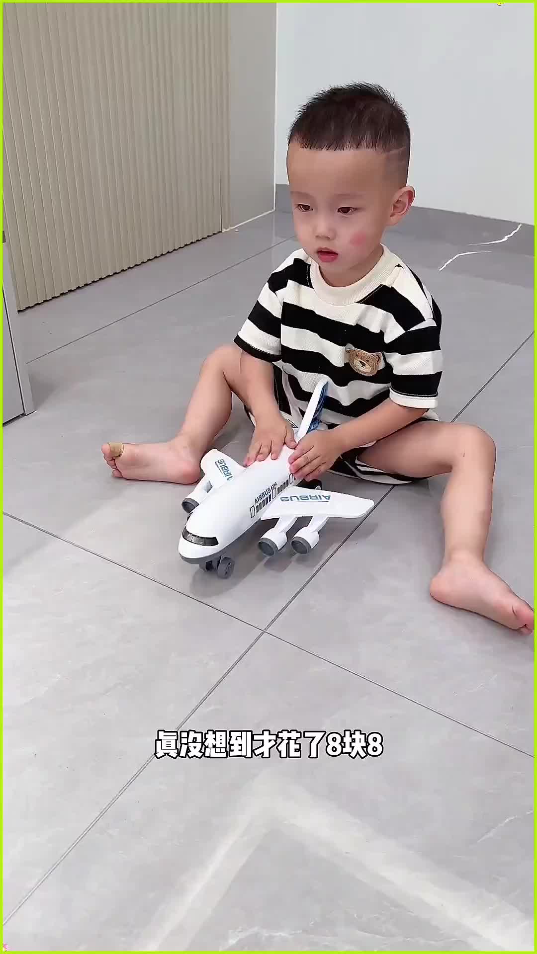 ...能让宝宝拥有飞机的快乐!爸爸安排的这个30cm的A380空客飞机模型,...