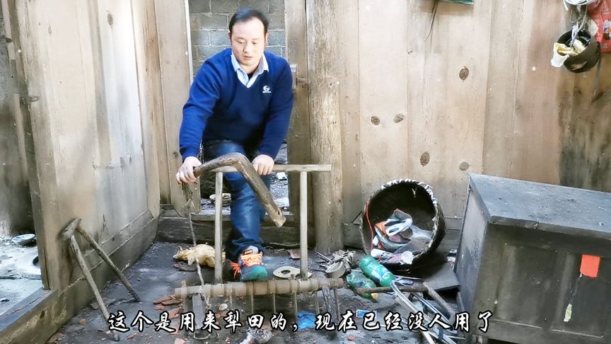 犁耙以前是农民的一种重要农具,现在被村民遗弃真可惜,你见过吗