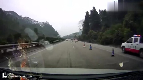 行车记录仪实拍:惨烈的车祸现场,撞成这样,车主当时到底跑多快?