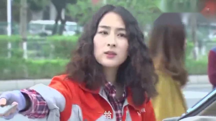 一言不合就开打,扯头发,这两位美女脾气也是够暴的