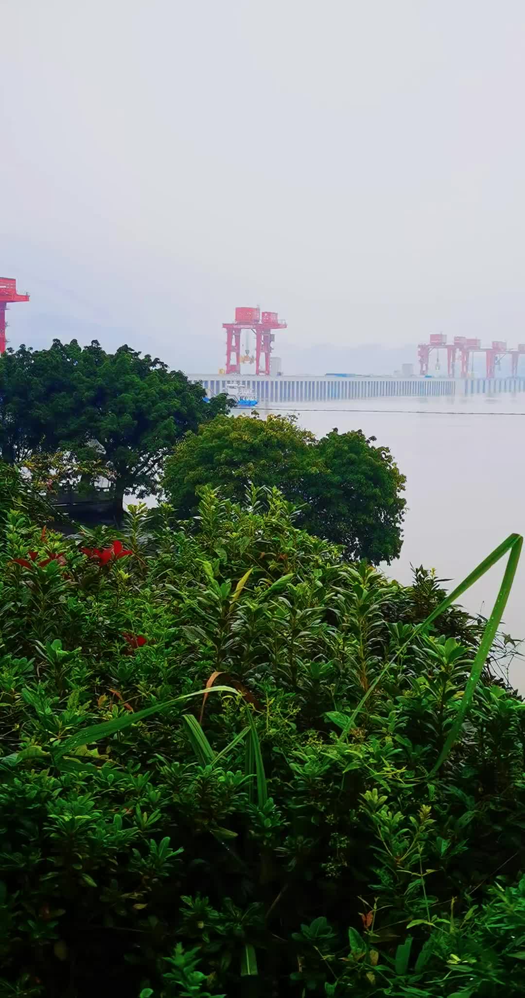 三峡大坝是世界上最大的水利枢纽工程,位于长江干流西陵峡河段、...